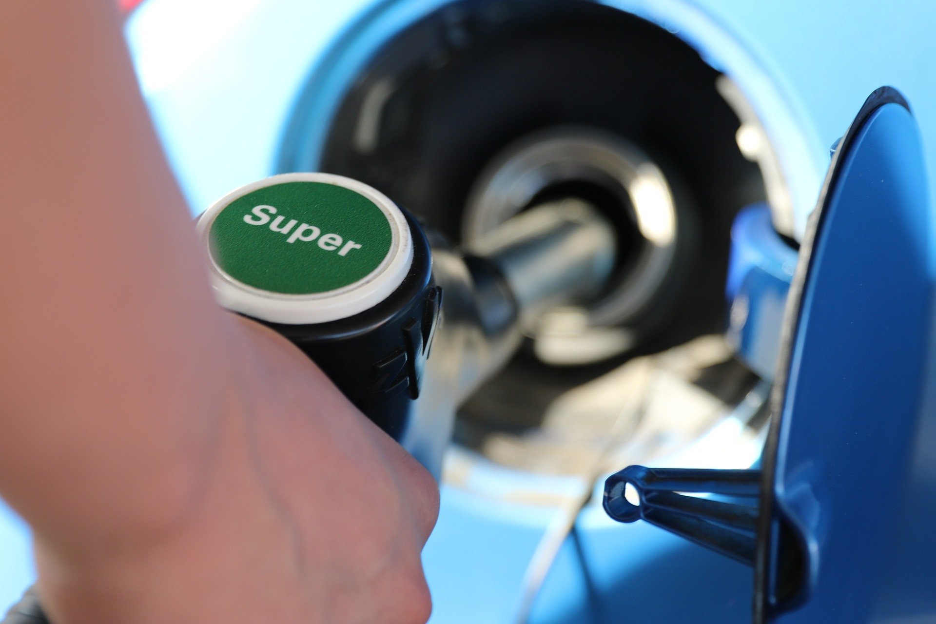 Caro carburanti, benzina oltre i 2 euro al self service. Si studia un ...